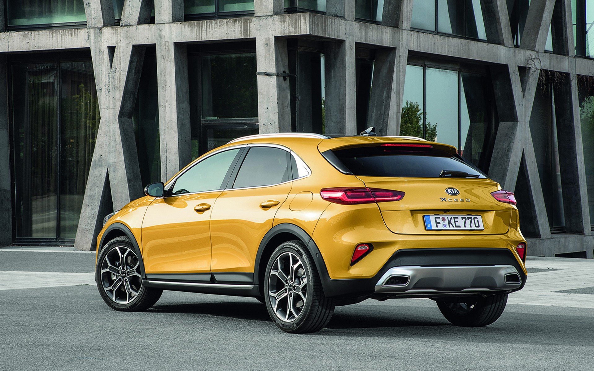 NEO KIA XCEED. 3 πρόσωπα - 1 αυτοκίνητο! - Ένα high-tech Crossover ...