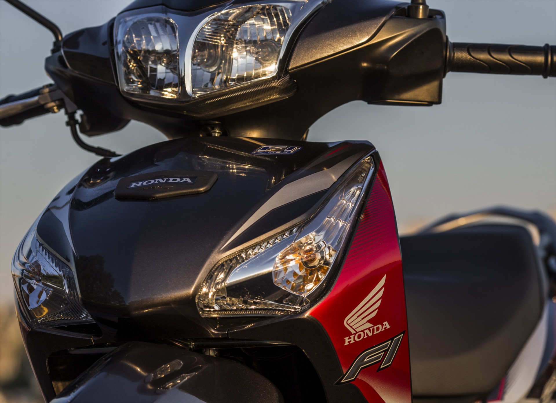 Νέο παπί Honda Supra-X 125 Helmin - Χωράει κράνος κάτω από τη σέλα και ...