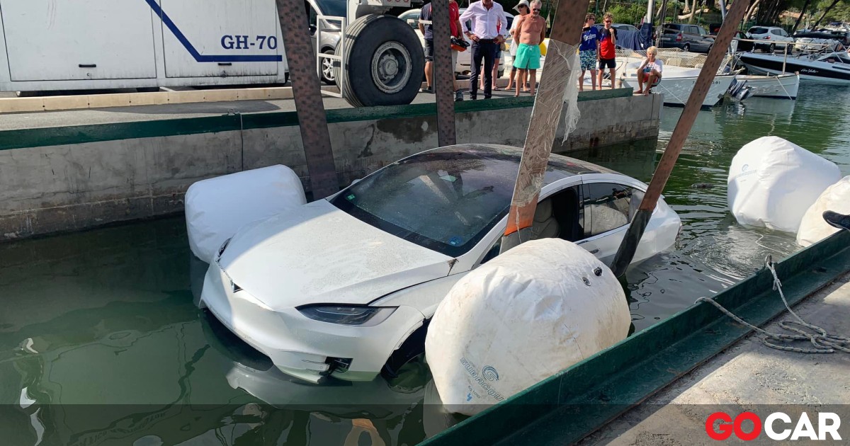 Τι συμβαίνει σε ένα Tesla Model X όταν πέφτει στη θάλασσα; [video ...